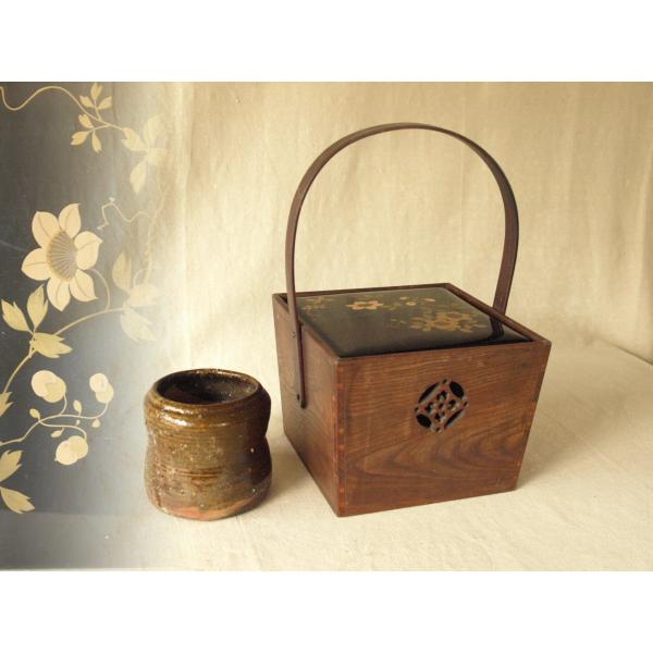 江戸〜明治時代ごろの木桶型飴釉古唐津火入です。古唐津の火入れは両タスキ状に掛けられた美しい黒飴色の釉薬が見所でパッパッっと適度に掛った振りモノが散見され、深い味わいを魅せています。底には花押墨書きのような文字が見られます。元々は火入れの用途...