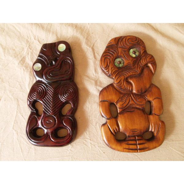 昭和時代ごろのMAORI木彫りの壁掛け2種です。舌を出してからかうようなユニークなポーズで首を傾げたそのいで立ちはジプリの妖精『こだま』のようで馴染みのある意匠です。マオリ（マオリ語: M?ori）は、アオテアロア（ニュージーランド）にイギ...