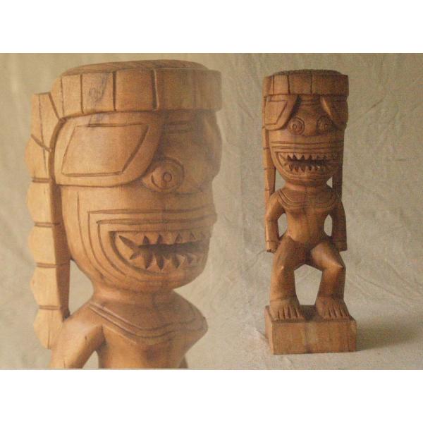 珍しく貴重なコアウッドを彫り抜いて造られた作家物のティキ tikiです。作家名は不明ながら伝統的な形から一線を画しオリジナリティーを持たせた思わず「はっ！！」とさせられる奇抜な意匠は正に圧巻でとても惹きつけられる魅力ある神様です。★サイズ（...