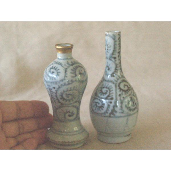 江戸時代ごろタコ唐草のとても小さな花瓶2種です。面白い事に男女のペアの様に故意にか偶然にか造形のラインがよく合っていてセットでお手元に置いておくと良いと思います。一方は口が金直しされていますが口が完全に欠損したわけではなく先端に金を施しアク...