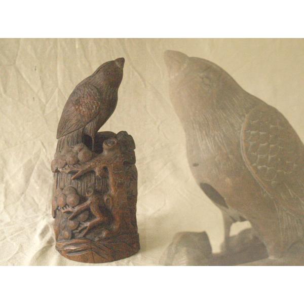 江戸〜明治時代ごろの松の木に鳳凰と思われる愛らしさも感じさせる神獣が佇んでいる素敵な構図の竹根彫り置物です。貴重な竹根の形状を上手く利用し巧みに彫刻された素晴らしい逸品です。経年の乾燥によるやむを得ない僅かなヒビはありますがむしろ時代ものな...