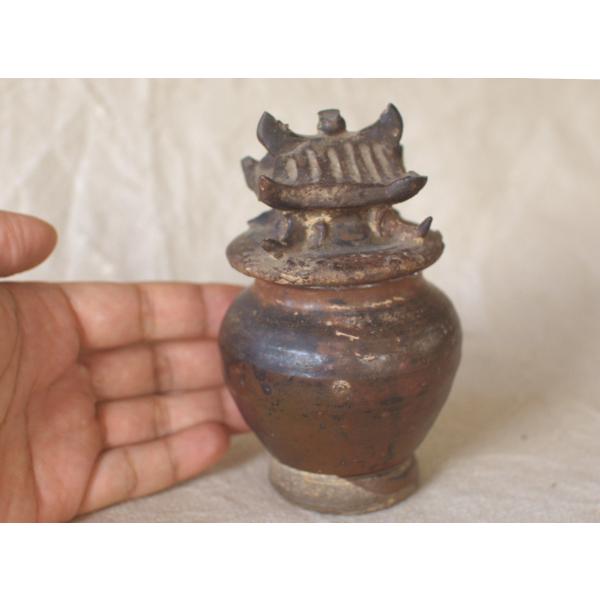 中国宋時代ごろの珍しくユニークな厨子小壷です。晋の時代ごろ厨子甕と呼ばれるこのような大きな甕がつくられていましたが、手作り感満点で当時の陶工が陶土を指先でこねながら丹念かつ楽しみながら造形されていた様子が伝わってきます。コンパクト化され手の...