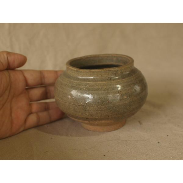 元時代の美しく深い色味の青磁小壷です。青磁小壷細かくカン入が見られ丸みの帯びた厚めの陶土にしっかりとした高台時代の特色を兼ね備え穴窯で丹念に10日以上火を絶やさず焼成されたと言われ降り注ぐフリ物が肩や内部に見られ荒々しさを感じさせる素朴な造...