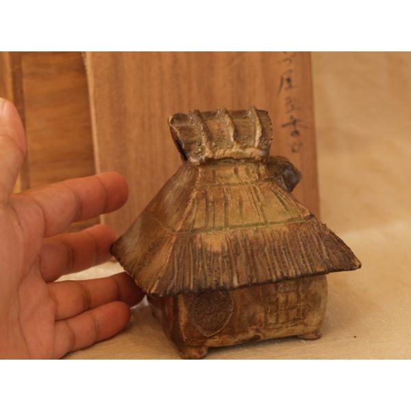 時代のある大変ユニークな古民家型香合です。手作り感が感じられ自然釉とも思える美しい緑釉が巧みに掛けられ陶土と巧みに入り混じっているところがなんとも古雅な雰囲気を醸し出しており並々ならぬ作陶家の力量を感じさせます。小盆栽の添配としても絵になり...