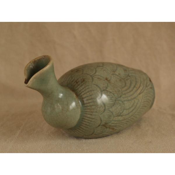 貴重で大変珍しい江戸時代 三田青磁 鶴首徳利です。 鳥の意匠がまことに奇抜で横倒しでも立てても使えるというユニークな逸品です。大きさも手持ちも良くお酒を注ぐもよし花瓶として花を添えるのも素敵です★お茶の席の花活けとすれば小話が大いに盛り上が...