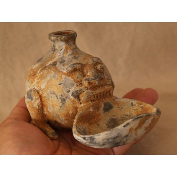 非常に珍しい 漢時代 獣面壺 です。まるでハクション大魔王のような大変ユニークな造形で陶土や意匠から漢代ごろと推定されますが、同類品は当方初見です。眺めているとほのぼのした気持ちになります。壺は花器として草花を活け口の全面の舌のような受け皿...