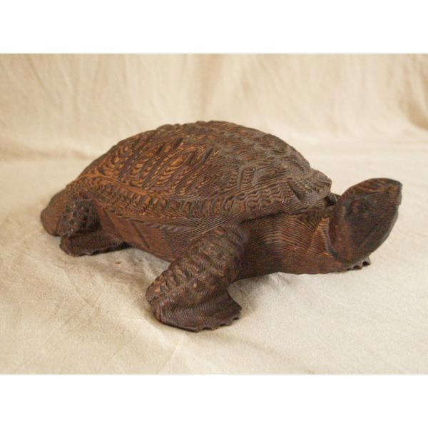 昭和時代ごろの杉の木から彫り出された特大寿亀(玄武)オブジェです。木目の大変美しく出たもので、今や職人が少なくなった焼き杉製法（恐らくは屋久杉）で仕上げられています。堂々としたサイズで和ダンスの上に飾っても大変素敵です。年期が感じられ僅かな...