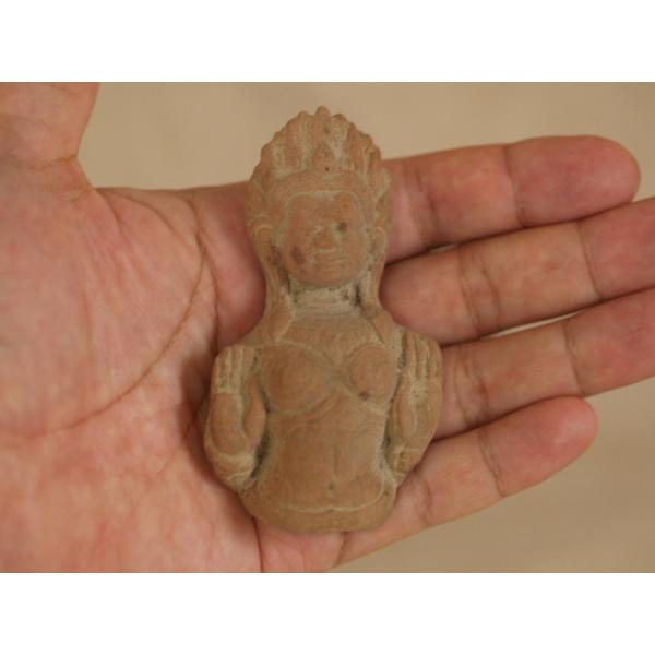 手のひらサイズのアジア女神 テラコッタ人形です。元々上半身の品で手のひらを見せるその姿はユニークで古代アジアの石仏にもみられる吉祥の意匠です。状態は目立つ痛みはなく総じて良好です。古い品ですので画像もご確認の上ご検討ください。★サイズ(約寸...