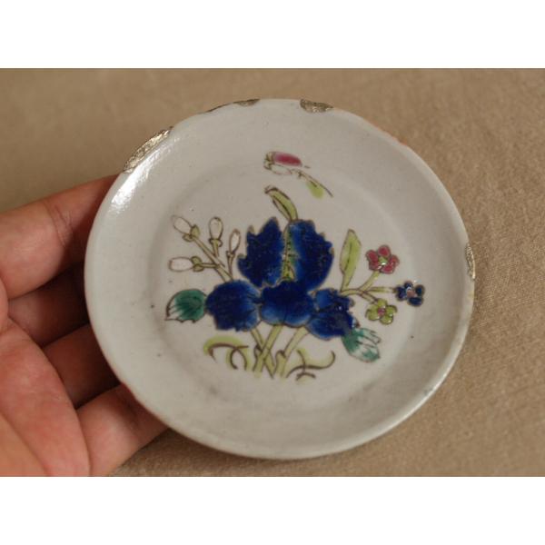 素敵な清時代 粉彩 花紋皿です。生き生きとした明るく美しい絵付けは当時ならではの美しさです。裏には落款があり●劉景徳鎮●のように読めます。状態は年期が感じられますが味わい深く縁に数か所銀直しがありますが素敵なアクセントで輝いています★その他...