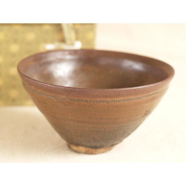 素晴らしい宋時代 建窯禾目天目茶碗です。中国福建省の建窯で造られた天目茶碗のうち、黒釉に茶色や銀色の細かい縦筋が無数に見られるものがあり、日本ではこれを稲の穂先の芒（禾）に見立て禾目天目と呼ばれています。陶土は当時茶褐色〜鉄分の多い黒色と幅...