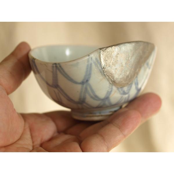 珍しい江戸時代古伊万里ヘタリ網の目茶碗です。江戸時代から見られる意匠で途切れなく続く網目模様は縁起物として現代まで続く人気のある意匠です。その元祖ともいうべき貴重な初期の古伊万里網目茶碗です。焼成時の火の神のイタズラによってグンニャリと大き...