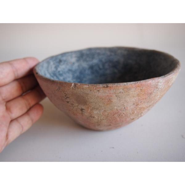 弥生土器 茶碗15.5ｃｍです。信楽焼を思わせる浅土色に赤褐色の部分など玄人好みの見所が多く見込みが焼成時の黒煙などの影響で黒色を呈しておりお茶の緑が映えそうで丁度茶道のお茶碗として重宝しそうなサイズ感ですが、古代土器という分類ですので資料...