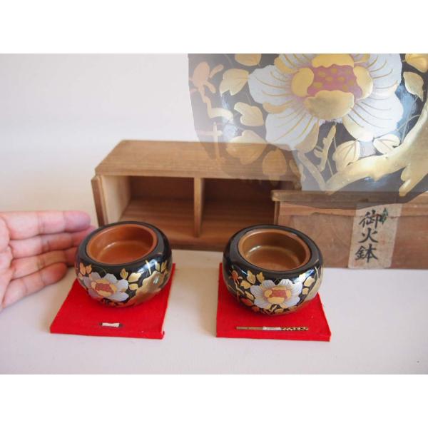 珍しいミニチュア蒔絵丸型火鉢7.5ｃｍ一対(セット)です。一見、伝統的な蒔絵丸型火鉢に見えますがなんと！サイズが手のひらに収まるほど小さなミニチュアで大変ユニークな一品です。実物さながら上等な銅の落としも付属し螺鈿もアクセントで輝いており正...