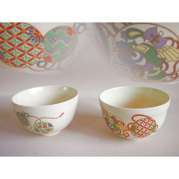 素敵な京焼 茶碗12ｃｍ2種です。一方は新品未使用と思われ落款が『英香』とあり、もう一方は多少使用感があり『●山』でしょうか落款が読み取れませんが比べてやや薄手で味わいを感じさせます。詳細不明ながら共通の図柄で対で合作のような感じです。適度...