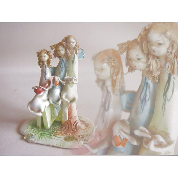 レトロ作家物 三人の天使15ｃｍです。イタリア作家の可愛い3人の天使が仲良く寄り添う素敵な作品です。髪の毛も非常に繊細な作りこみで作家詳細不明ながら味わいと手作り感があり芸術性にあふれてます。飾りやすい手ごろなサイズで台座には作家のサインと...