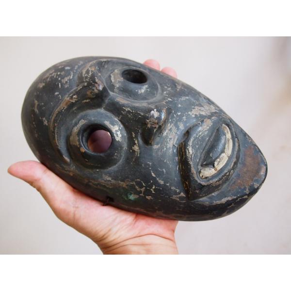 時代 木彫ミステリアスな面22ｃｍです。ユニークで呪術的な印象を強く受ける造形でムンクの叫びのようなミステリアスな魅力があり東洋、朝鮮李朝の雰囲気も感じられます。祭りごとにも使用されていたものと思われますが、日本では古来から魔除けとして柱な...