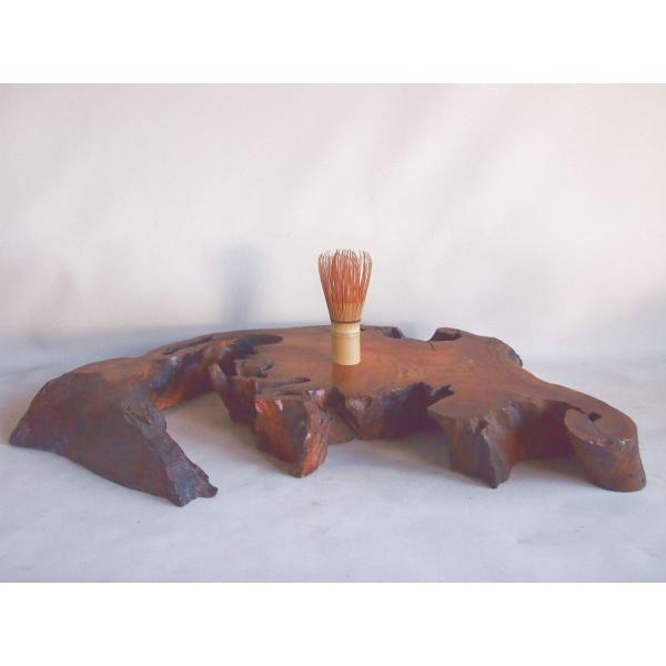 時代のある大型の欅敷板、無垢材一枚板の飾り台（花台）です。永い年月を経過した樹木で、全て天然の作り出した造形ですが偶然生じたクルリ♪と巻き込んだような意匠もユニークで板材、飾り台としての用途を超えて正に天然の作り出した芸術作品と言えます。侘...