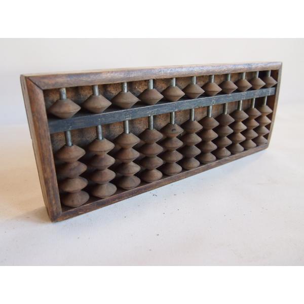 昔懐かしい四珠の比較的大きいそろばんです。大正〜昭和期、五珠からの過渡期と言える品で資料的にも興味深く古雅な貫録を持っています。大きい割には扱いやすく木組みも巧みで作りもしっかりしたものです。珠はなかなかスムーズに動き、充分に実用的だと思い...