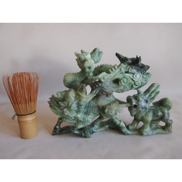 龍 麒麟 蝙蝠 獣神 天然石1.4 kgです。吉祥の獣神達がたわむれているユニークな意匠で透かし彫り技法で立体的な優れた造形を良く捉えていて、重厚感と迫力があり蝙蝠は天然石の色の濃い部分を利用して巧みに作成されています。特に目立った欠点は無...