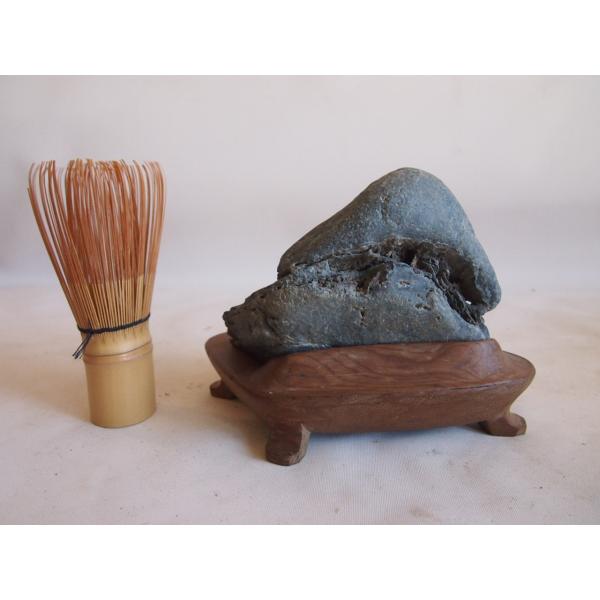 レア珍石 茅舎石10ｃｍ 台座付です。このような珍石を姿石といい長年の水流などに浸食されて偶然にできた形が古くから数寄者に愛好されてきました。日本の古い家屋に形が似ており、非常に人気のある飾り石です。神のイタズラとも言える自然界の作り出した...