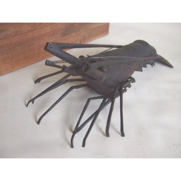 時代 明珍作 南蛮鉄 海老 自在置物35ｃｍです。平安時代から続く甲冑（かっちゅう）師の家系の現代では５３代目が当主を引き継いでいます。こちら何代めか不明ながら甲冑作製技術を生かした巧みな造形と製法で脚関節は折曲げ技法にてみごとに再現されて...