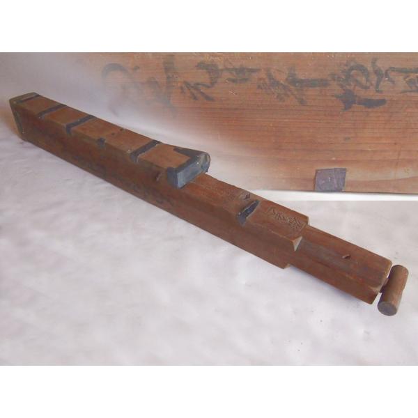 江戸〜明治時代ごろの消火器（水鉄砲）龍吐水です。御免 芝神明〜といった文字が刻印されており日本国、東京の皇居付近芝神明増上寺関東のお伊勢さまと徳川家の菩提寺にゆかりのあるの品だと推測されます。歴史的資料としても興味深い品です★シュコ♪シュコ...