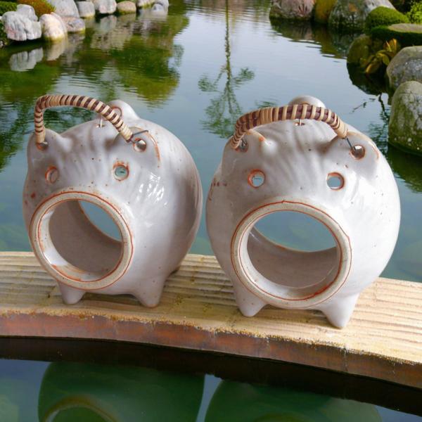 昭和レトロ 志野焼 豚蚊取器14ｃｍ2台　未使用品 日本製です。ユニークでなじみ深い伝統的な形状ですが、現在では見かけない珍しい品です。白く美しい長石の志野釉に赤褐色に良く焼けた陶土のアクセントが美しく昭和の湯飲みや急須に見られたなつかしさ...