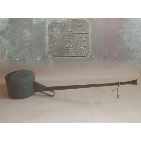 昭和レトロ 東京 松村長嘉製作銅製竿長如雨露です。プロの盆栽家も使用する本格的な盆栽専用の如雨露で針で突いたような小さな穴から出る水は非常にきめ細やかで、繊細な植物に安心して潅水できます。正確な水やりを可能とする為、満水時においてもバランス...