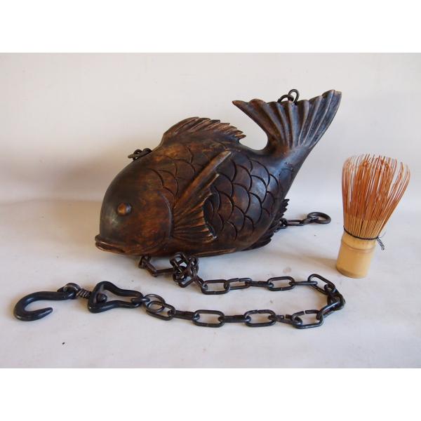 明治 大正時代 魚型横木吊具100ｃｍです。元々は自在の横木として使用されていたものですが茶道で使われる、吊具と組み合わせ鑑賞と実用を備えた用の美を感じさせる丸々とした大変可愛らしくユニークな意匠で老若男女ご鑑賞、愛玩いただける品です＾＾鎖...