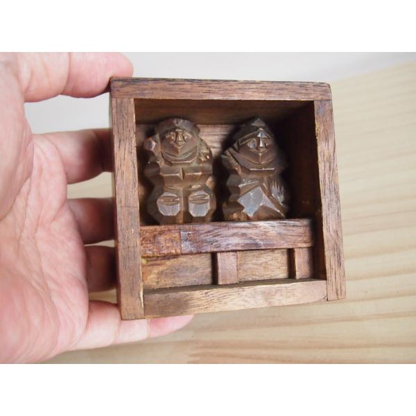 明治〜大正時代ごろの五穀豊穣 商売繁盛の神として知られている非常にユーモアのある　枡のような木枠に入った木彫りの大黒天と恵比寿様です。小品ながら非常に表情豊かに心和む大黒様恵比寿様のざっくりと平面的ながら造形がしっかりと捉えており円空木喰仏...