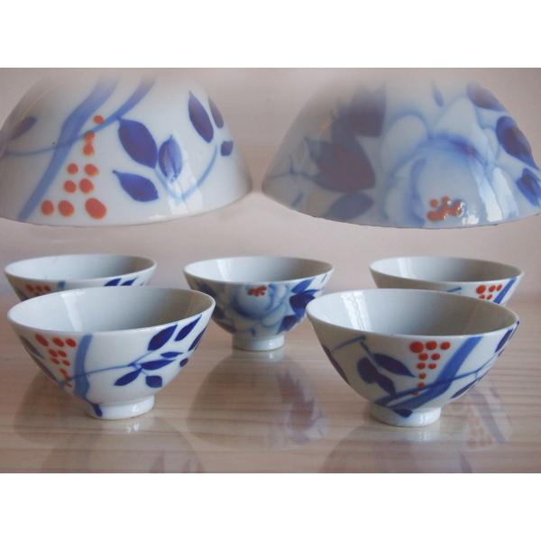 明治〜大正時代ごろの色絵染付茶碗11.5ｃｍ5客です。空白の美が感じられる鮮やかな草花紋絵付けが素晴らしく現代とは違う当時ならではの味わいで玉石のような柔らかな美しさがあります。5客のうち1客は柄が違う品で粋です★年期が感じられますが目立っ...