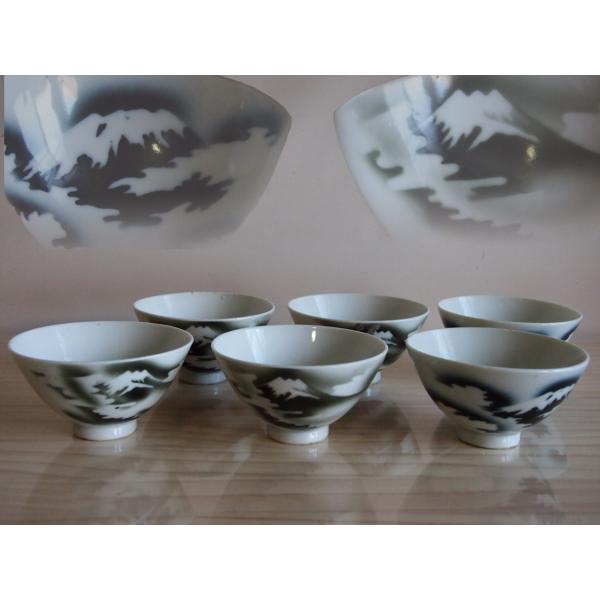 明治〜大正時代ごろの富士山図染付茶碗11ｃｍ6客です。初期伊万里にも見られる吹き墨技法で空白の美が感じられる水墨画のようなモノトーンが素晴らしく重量、絵付けや色味がそれぞれ若干異なり現代とは違う当時ならではの味わいで玉石のような柔らかな美し...