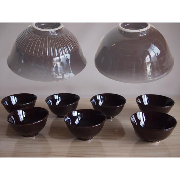 大正〜昭和時代 しのぎ飴釉茶碗11ｃｍ7客です。深みのある黒褐色の飴釉にご飯を盛ればお米の白が映えより美味しく召し上がることができ、抹茶を立てれば、より緑が引き立ち和モダンな雰囲気が、日常使いにも特別な場にもぴったりで食の映える器と言えます...