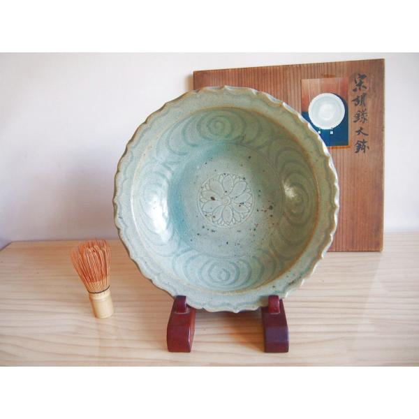 15世紀 スンコロク(宋胡録)青磁蓮花文稜花大皿３０ｃｍです。タイ中部のシーサッチャナーライ窯で焼かれた東洋青磁の代表作の一つに数えられる品です。天空色の透き通るような美しい釉薬で稜花(りょうか)形の口縁は力強く、そして優雅な雰囲気をたたえ...