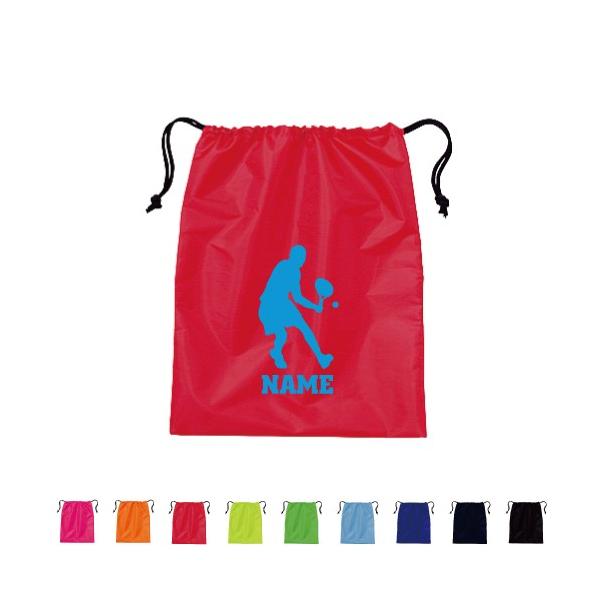 名入れシューズバッグとは？巾着タイプのポリエステルバッグ。室内履きや外履きの専用シューズなどを入れるのに最適なバッグです。スポーツ別のシルエットにお名前が入れられるので、運動部などの部活のチーム名や学校名を入れたり、同好会などの名称を入れた...