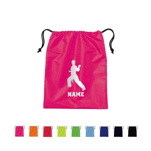 名入れシューズバッグとは？巾着タイプのポリエステルバッグ。室内履きや外履きの専用シューズなどを入れるのに最適なバッグです。スポーツ別のシルエットにお名前が入れられるので、運動部などの部活のチーム名や学校名を入れたり、同好会などの名称を入れた...