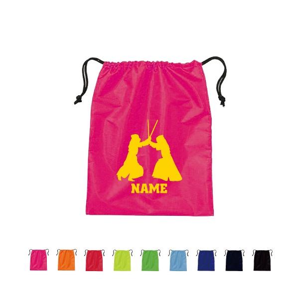 名入れシューズバッグとは？巾着タイプのポリエステルバッグ。室内履きや外履きの専用シューズなどを入れるのに最適なバッグです。スポーツ別のシルエットにお名前が入れられるので、運動部などの部活のチーム名や学校名を入れたり、同好会などの名称を入れた...