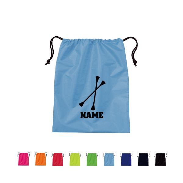 名入れシューズバッグとは？巾着タイプのポリエステルバッグ。室内履きや外履きの専用シューズなどを入れるのに最適なバッグです。シルエットデザインにお名前が入れられるので、部活のチーム名や学校名を入れたり、同好会などの名称を入れたりとさまざまな使...
