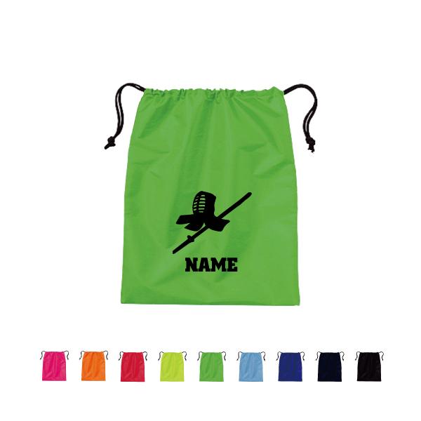 名入れシューズバッグとは？巾着タイプのポリエステルバッグ。室内履きや外履きの専用シューズなどを入れるのに最適なバッグです。シルエットデザインにお名前が入れられるので、部活のチーム名や学校名を入れたり、同好会などの名称を入れたりとさまざまな使...