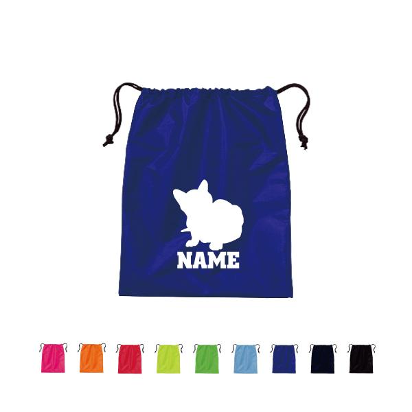 名入れシューズバッグとは？巾着タイプのポリエステルバッグ。室内履きや外履きの専用シューズなどを入れるのに最適なバッグです。シルエットデザインにお名前が入れられるので、部活のチーム名や学校名を入れたり、同好会などの名称を入れたりとさまざまな使...