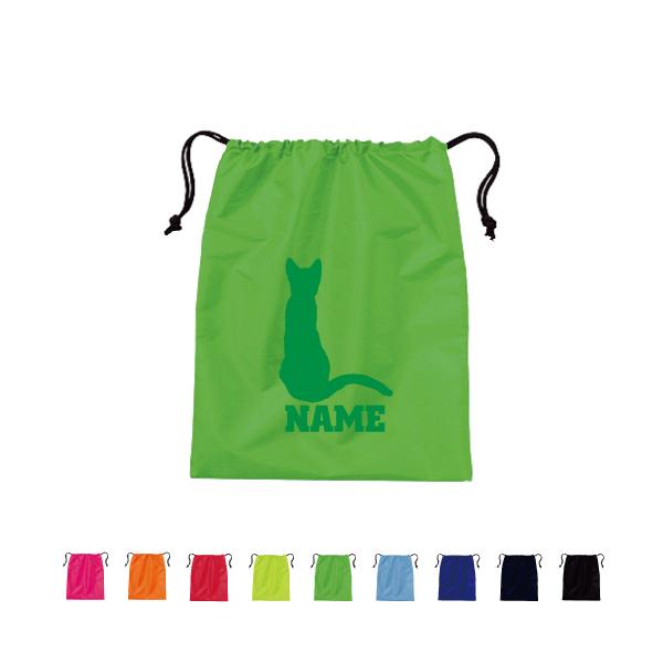 名入れシューズバッグとは？巾着タイプのポリエステルバッグ。室内履きや外履きの専用シューズなどを入れるのに最適なバッグです。シルエットデザインにお名前が入れられるので、部活のチーム名や学校名を入れたり、同好会などの名称を入れたりとさまざまな使...