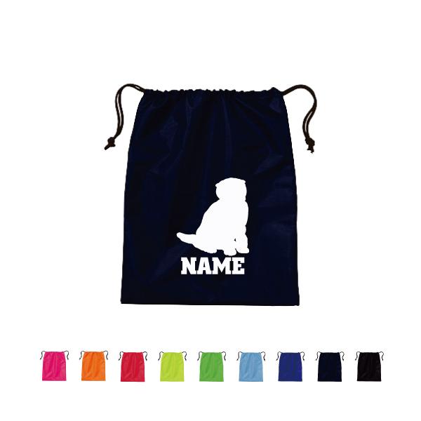 名入れシューズバッグとは？巾着タイプのポリエステルバッグ。室内履きや外履きの専用シューズなどを入れるのに最適なバッグです。シルエットデザインにお名前が入れられるので、部活のチーム名や学校名を入れたり、同好会などの名称を入れたりとさまざまな使...