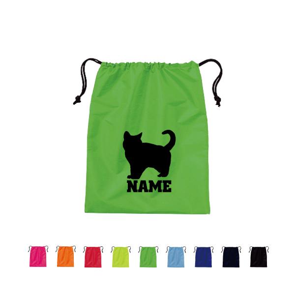 名入れシューズバッグとは？巾着タイプのポリエステルバッグ。室内履きや外履きの専用シューズなどを入れるのに最適なバッグです。シルエットデザインにお名前が入れられるので、部活のチーム名や学校名を入れたり、同好会などの名称を入れたりとさまざまな使...