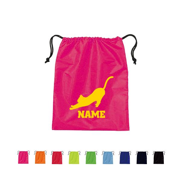 名入れシューズバッグとは？巾着タイプのポリエステルバッグ。室内履きや外履きの専用シューズなどを入れるのに最適なバッグです。シルエットデザインにお名前が入れられるので、部活のチーム名や学校名を入れたり、同好会などの名称を入れたりとさまざまな使...