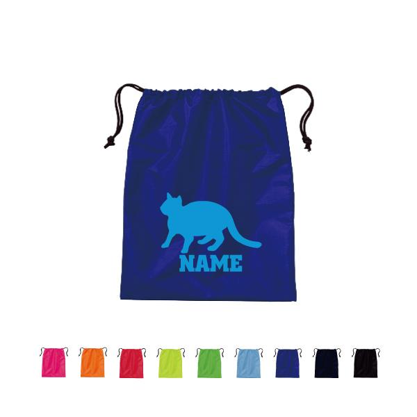 名入れシューズバッグとは？巾着タイプのポリエステルバッグ。室内履きや外履きの専用シューズなどを入れるのに最適なバッグです。シルエットデザインにお名前が入れられるので、部活のチーム名や学校名を入れたり、同好会などの名称を入れたりとさまざまな使...