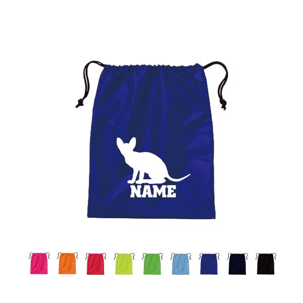 名入れシューズバッグとは？巾着タイプのポリエステルバッグ。室内履きや外履きの専用シューズなどを入れるのに最適なバッグです。シルエットデザインにお名前が入れられるので、部活のチーム名や学校名を入れたり、同好会などの名称を入れたりとさまざまな使...