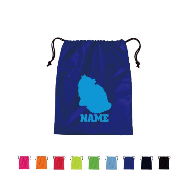 名入れシューズバッグとは？巾着タイプのポリエステルバッグ。室内履きや外履きの専用シューズなどを入れるのに最適なバッグです。シルエットデザインにお名前が入れられるので、部活のチーム名や学校名を入れたり、同好会などの名称を入れたりとさまざまな使...