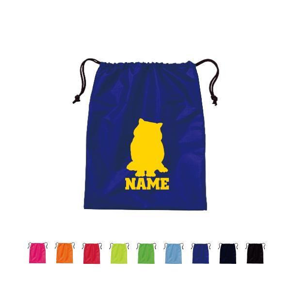 名入れシューズバッグとは？巾着タイプのポリエステルバッグ。室内履きや外履きの専用シューズなどを入れるのに最適なバッグです。シルエットデザインにお名前が入れられるので、部活のチーム名や学校名を入れたり、同好会などの名称を入れたりとさまざまな使...