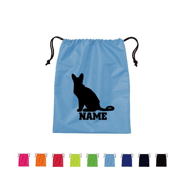 名入れシューズバッグとは？巾着タイプのポリエステルバッグ。室内履きや外履きの専用シューズなどを入れるのに最適なバッグです。シルエットデザインにお名前が入れられるので、部活のチーム名や学校名を入れたり、同好会などの名称を入れたりとさまざまな使...