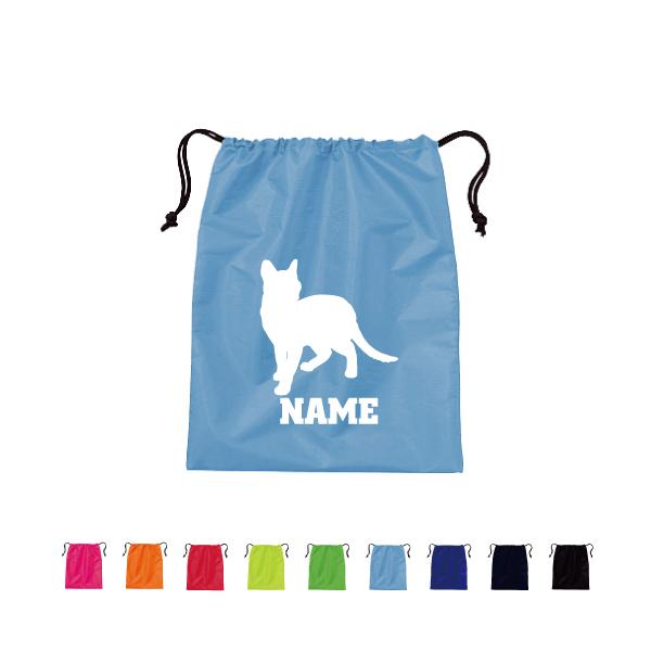 名入れシューズバッグとは？巾着タイプのポリエステルバッグ。室内履きや外履きの専用シューズなどを入れるのに最適なバッグです。シルエットデザインにお名前が入れられるので、部活のチーム名や学校名を入れたり、同好会などの名称を入れたりとさまざまな使...